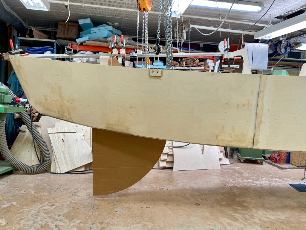 BOW CENTERBOARD AND RUDDER. – Simple habits, simple boat