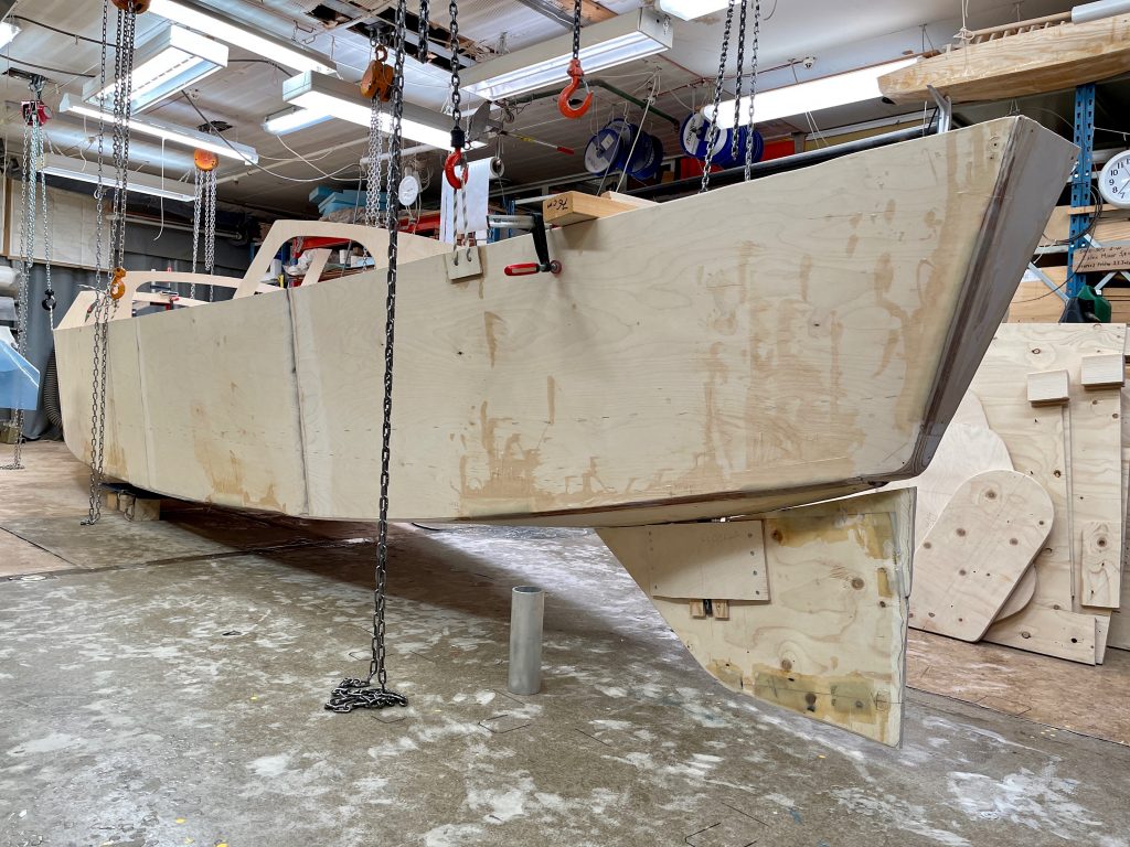 BOW CENTERBOARD AND RUDDER. – Simple habits, simple boat